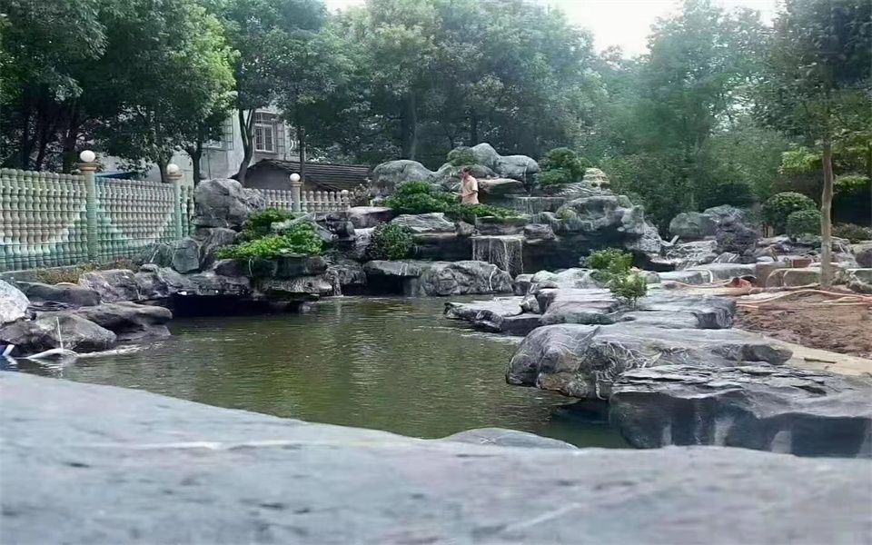 青海海西花园假山鱼池 大型园林假山石材塑石假山供应商