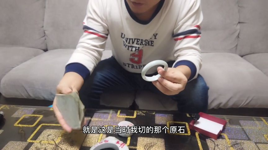 小伙的翡翠原石做出的手镯,你感觉怎么样