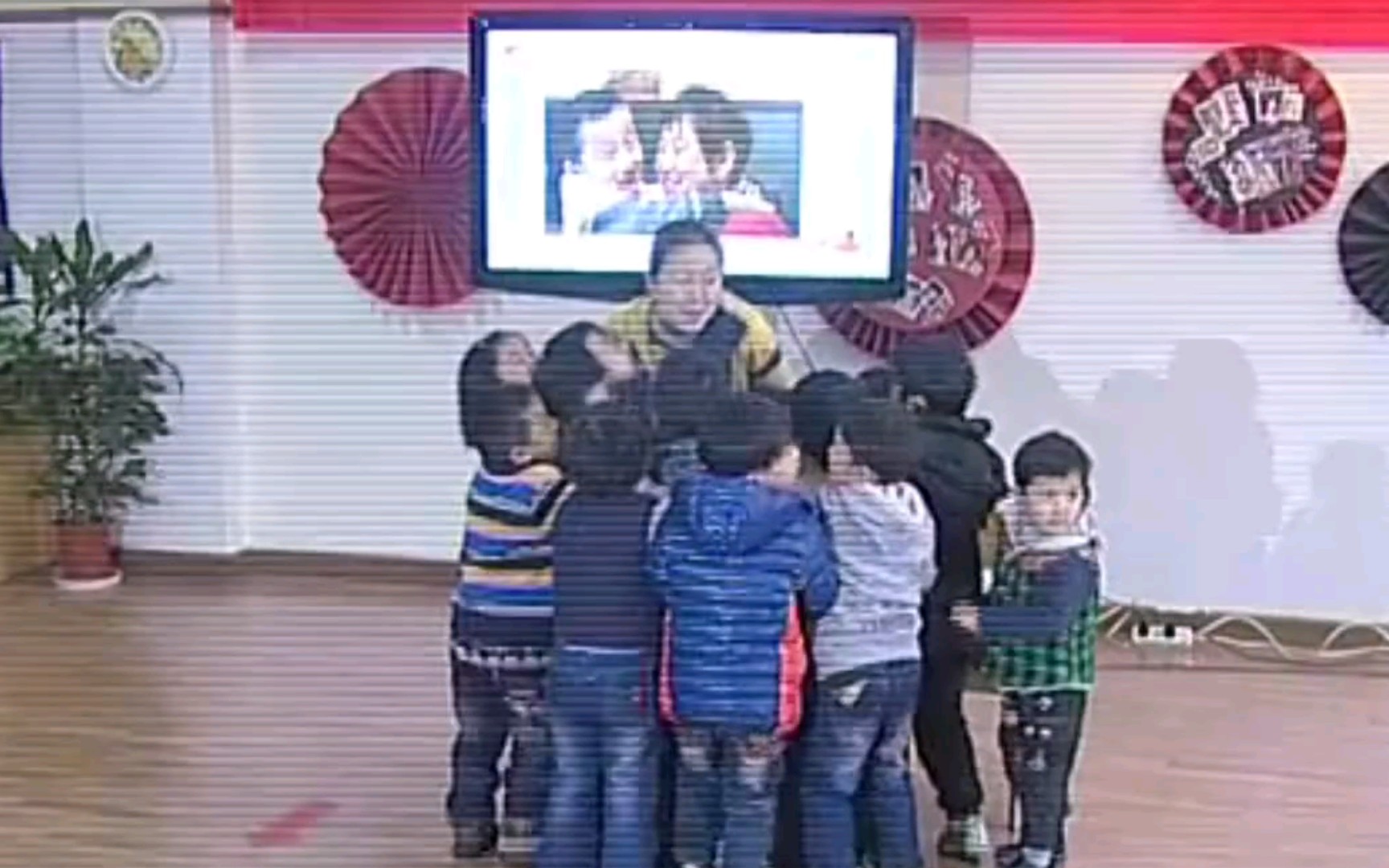 幼儿园小班社会教育活动:《抱抱》