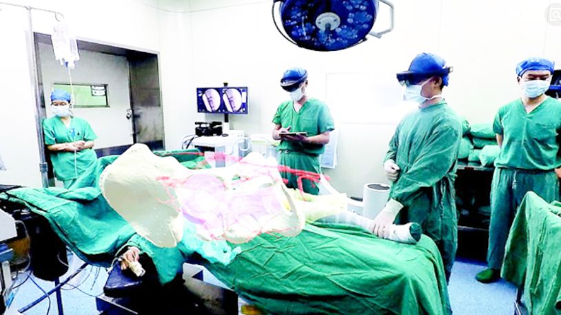 比AR还要先进的MR技术,可以直接透视人体结构,模拟进行手术!