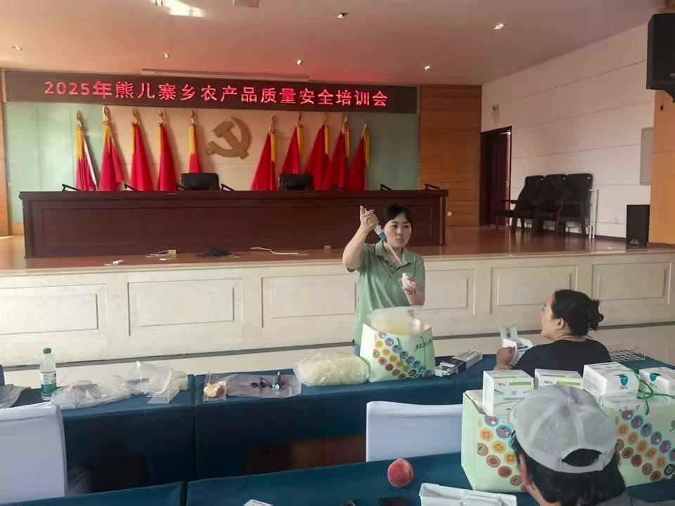 ...工作人员围绕农产品质量安全监管、科学合理安全用药等方面的业务...