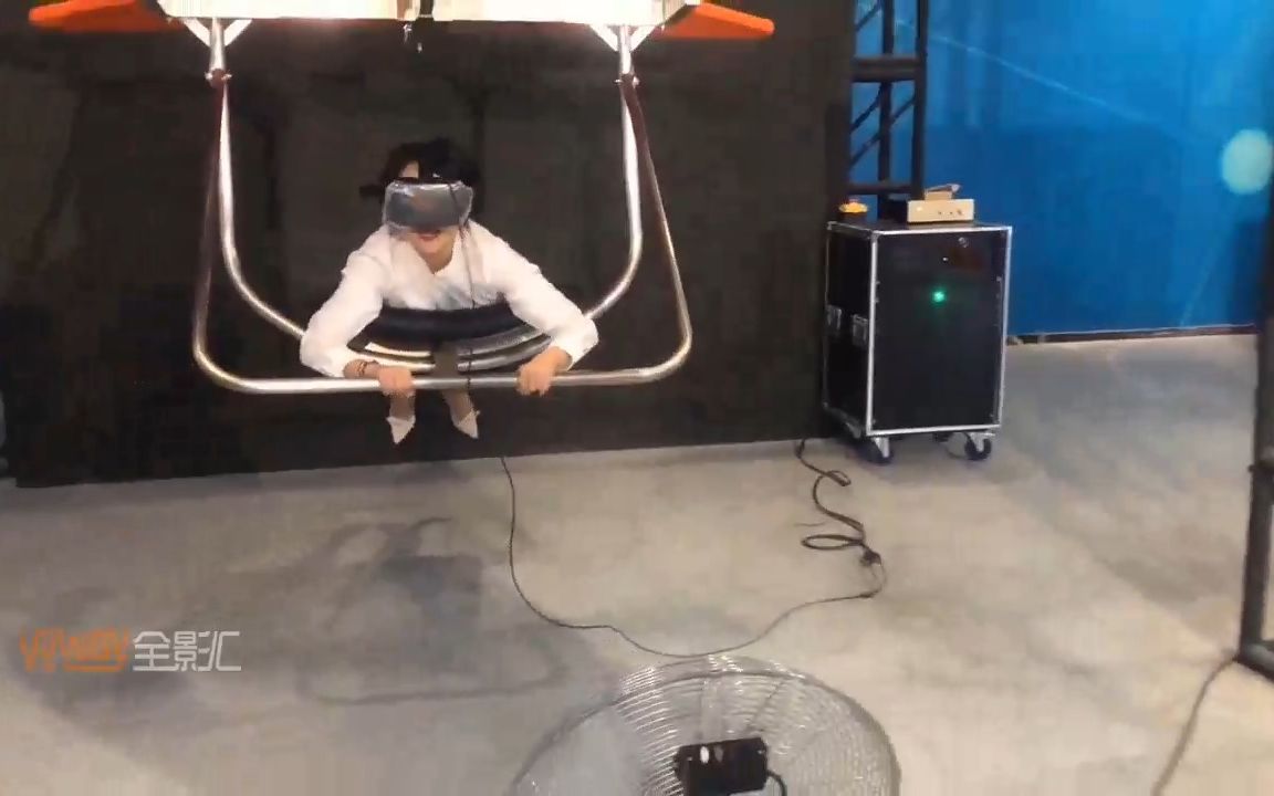 科技馆小姐姐体验VR虚拟现实滑翔飞行_全影汇VR