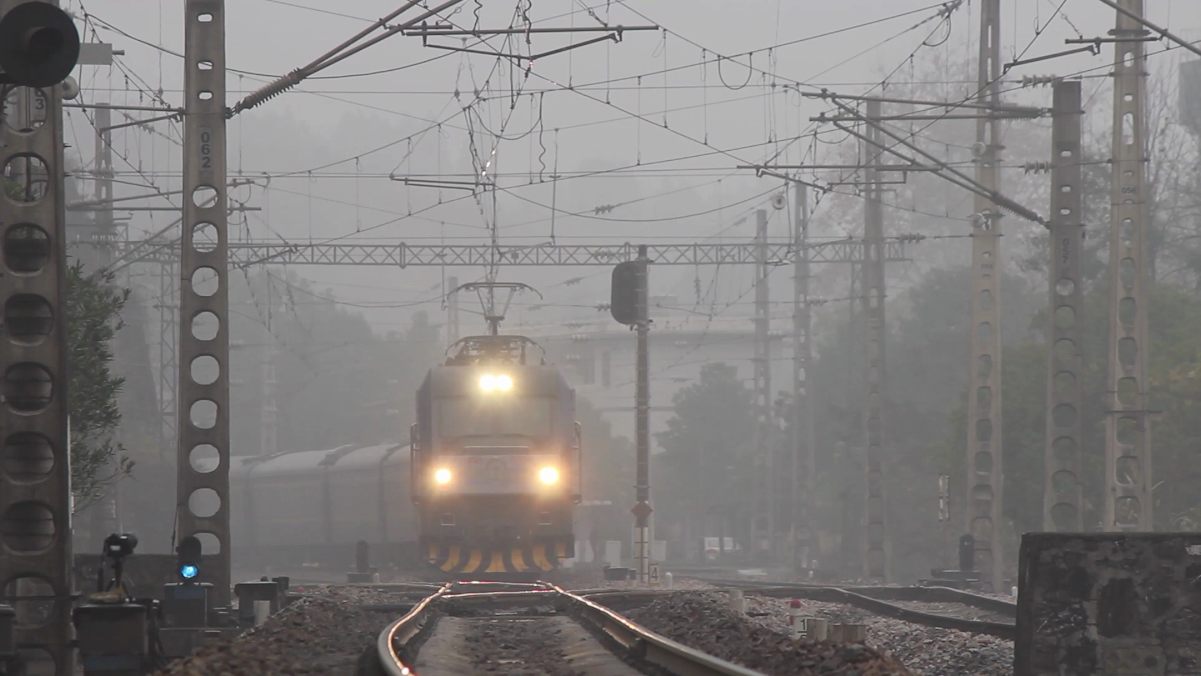 K2285-感觉火车要冲出屏幕了