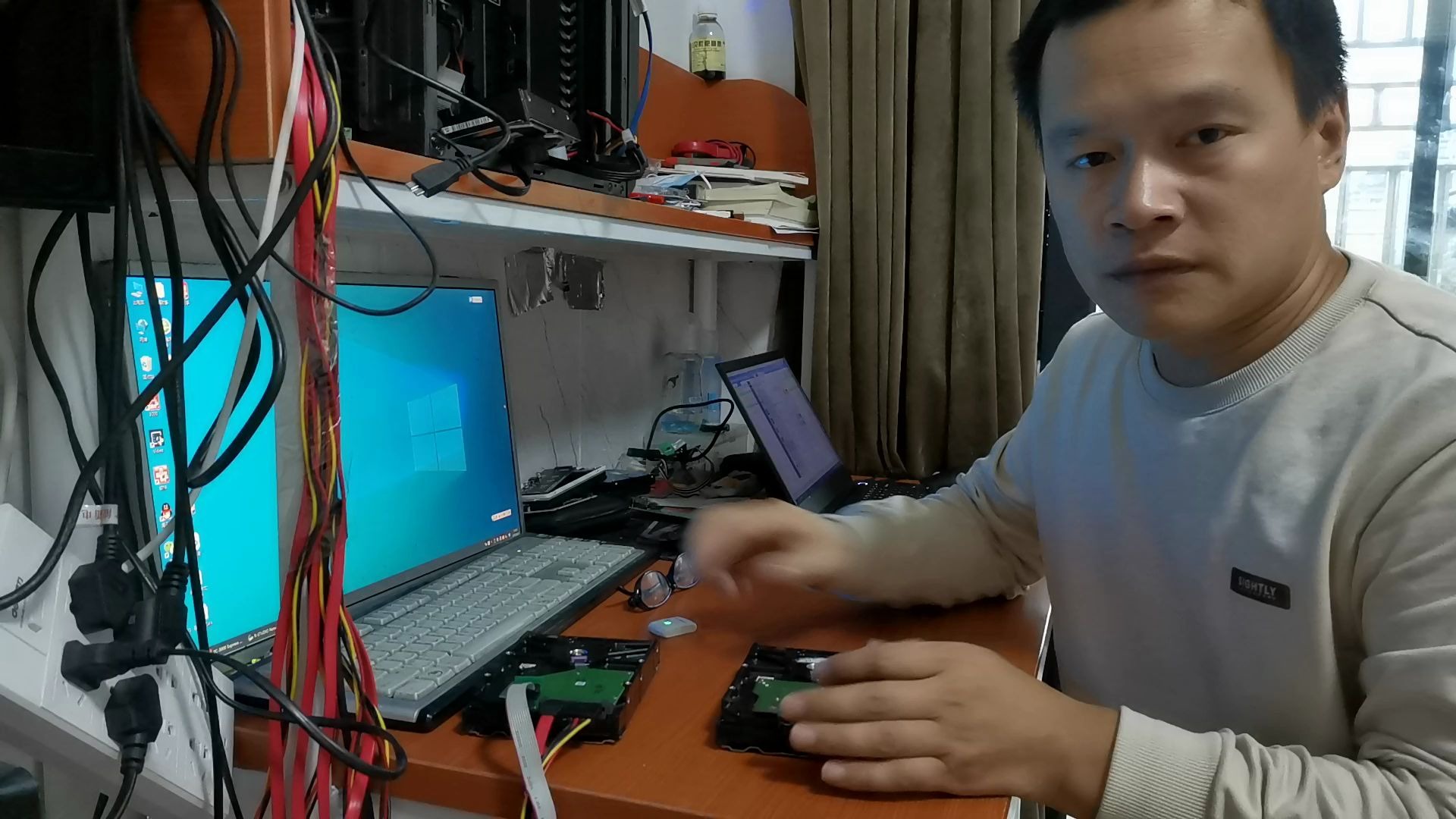 电脑硬盘为啥能存储数据,拆解看看内部构造,简直就像外星科技