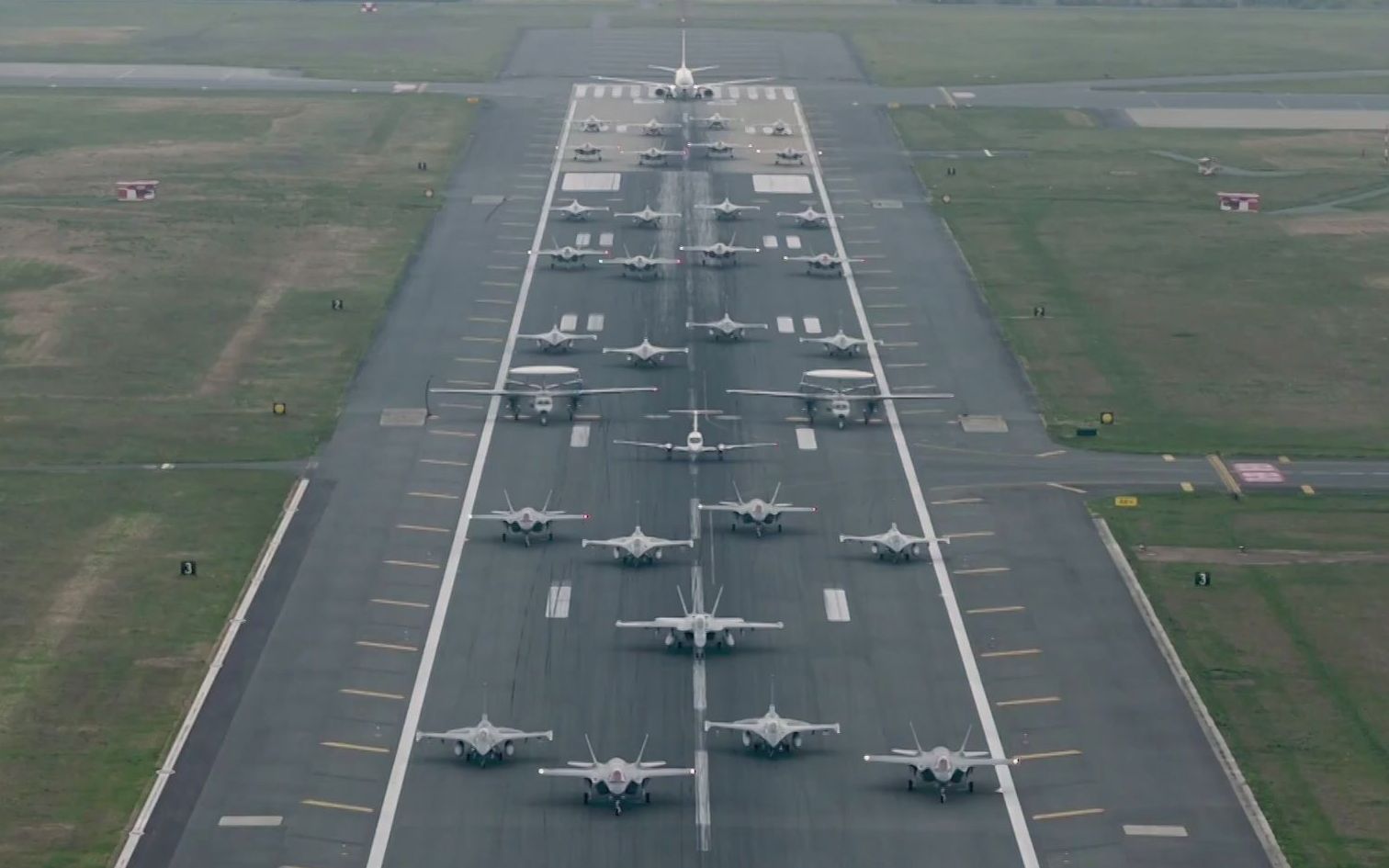 日本三泽空军基地最新大象漫步展示军事实力! ! !