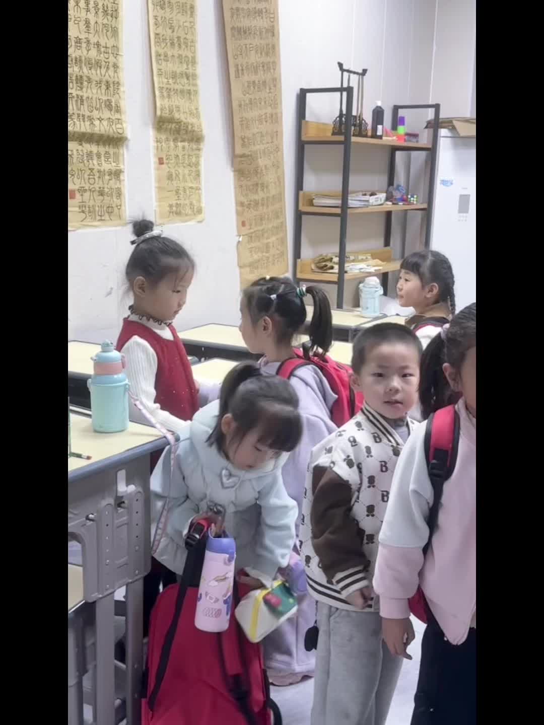 上公立幼儿园的大班小朋友,幼小衔接给她提前安排上了,关于提前学,我...