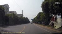 直行加右转道可以停下来等红灯?