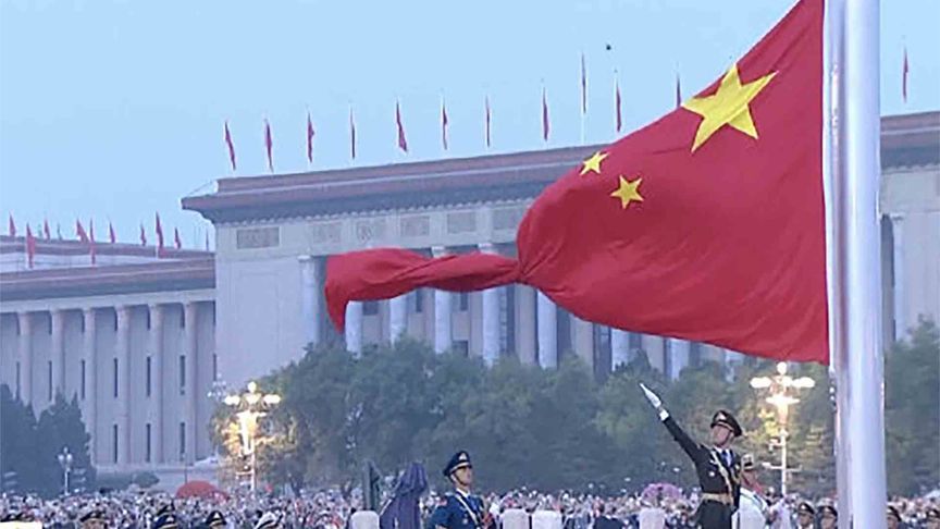 直击2022年国庆天安门广场升旗仪式 五星红旗迎晨光冉冉升起