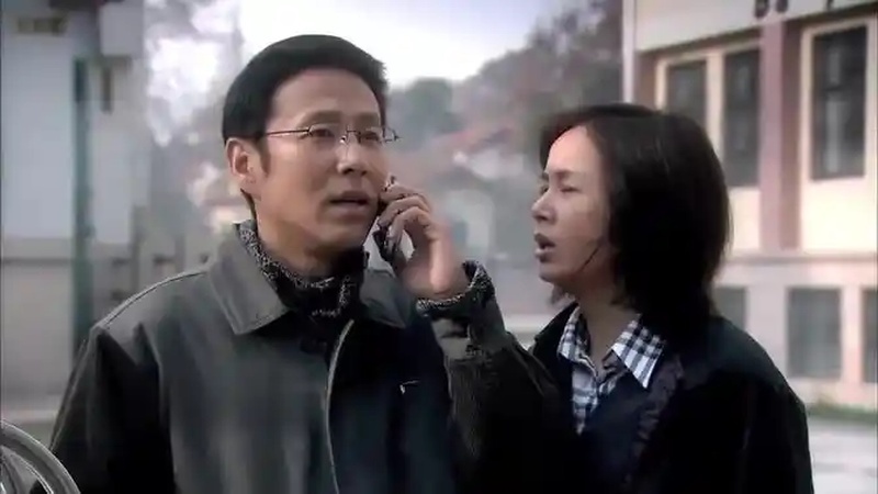 中国式离婚:夫妻俩吵架离婚,竟忘了接儿子,下秒肠子悔青