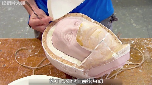 蜡像是如何制造的?首先雕刻出石膏模型,再倒入蜂蜡等待一小时
