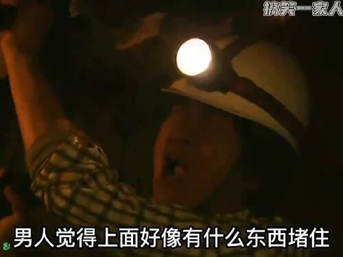 你敢相信吗?这个女孩正在蹲马桶,突然遭到了偷袭,太搞笑了