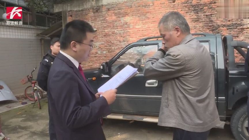 老赖有房有车仍欠钱不还,法官堵其家门:拘留15天