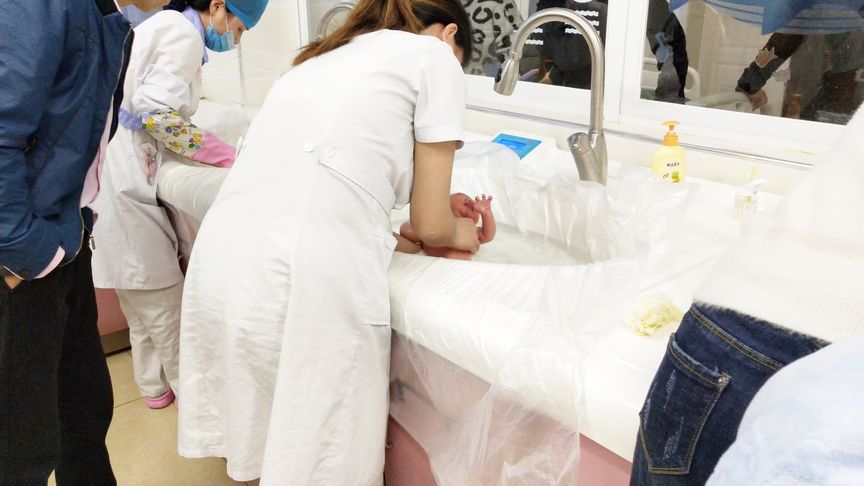 新生儿出生第二天早上去洗澡,家长们怕抱错都是亲力亲为