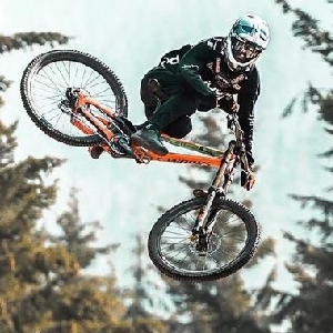 不会骑车的阿晨 