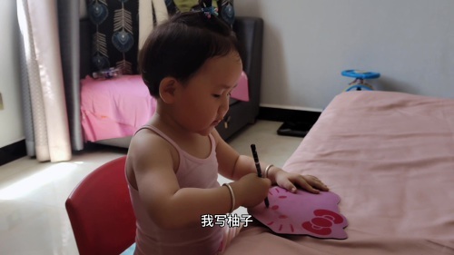 宝宝写字妈妈给教正确的握笔姿势,宝宝怎么都学不会,让自由发挥