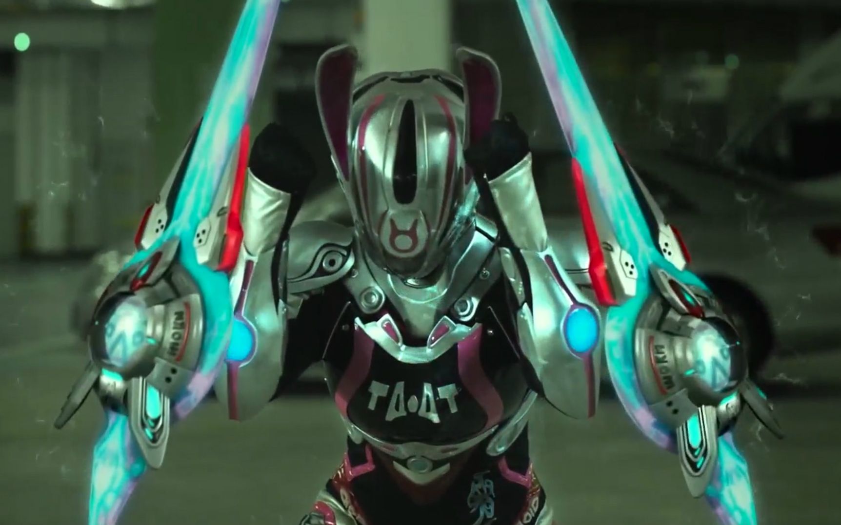 女孩看上去是个萌妹子,其实是一个铠甲女战士,一部科幻动作电影