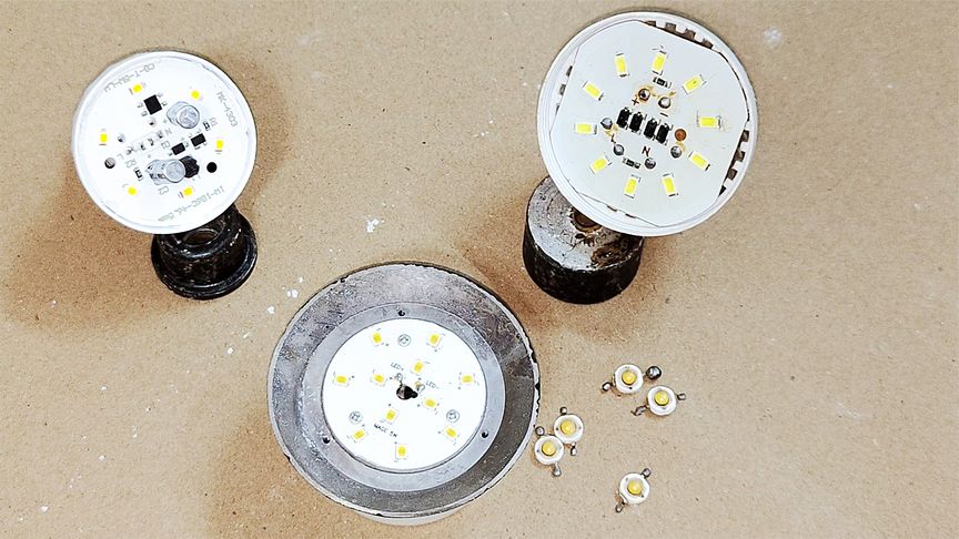 LED的灯珠比电烙铁头还要小很多,到底是怎么焊上去的?涨见识了