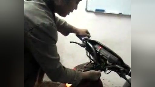 电动车开大灯电机不转,不开大灯电机正常工作的故障现象维修