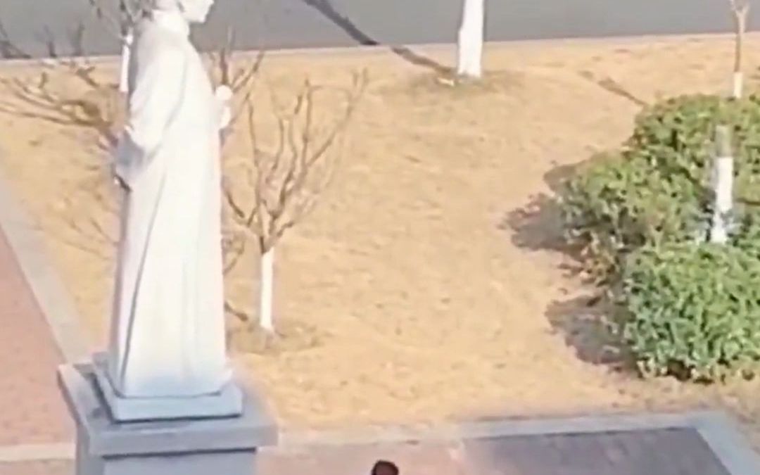 一年级学生跪拜,陶行知塑像,学校正在传统文化教育