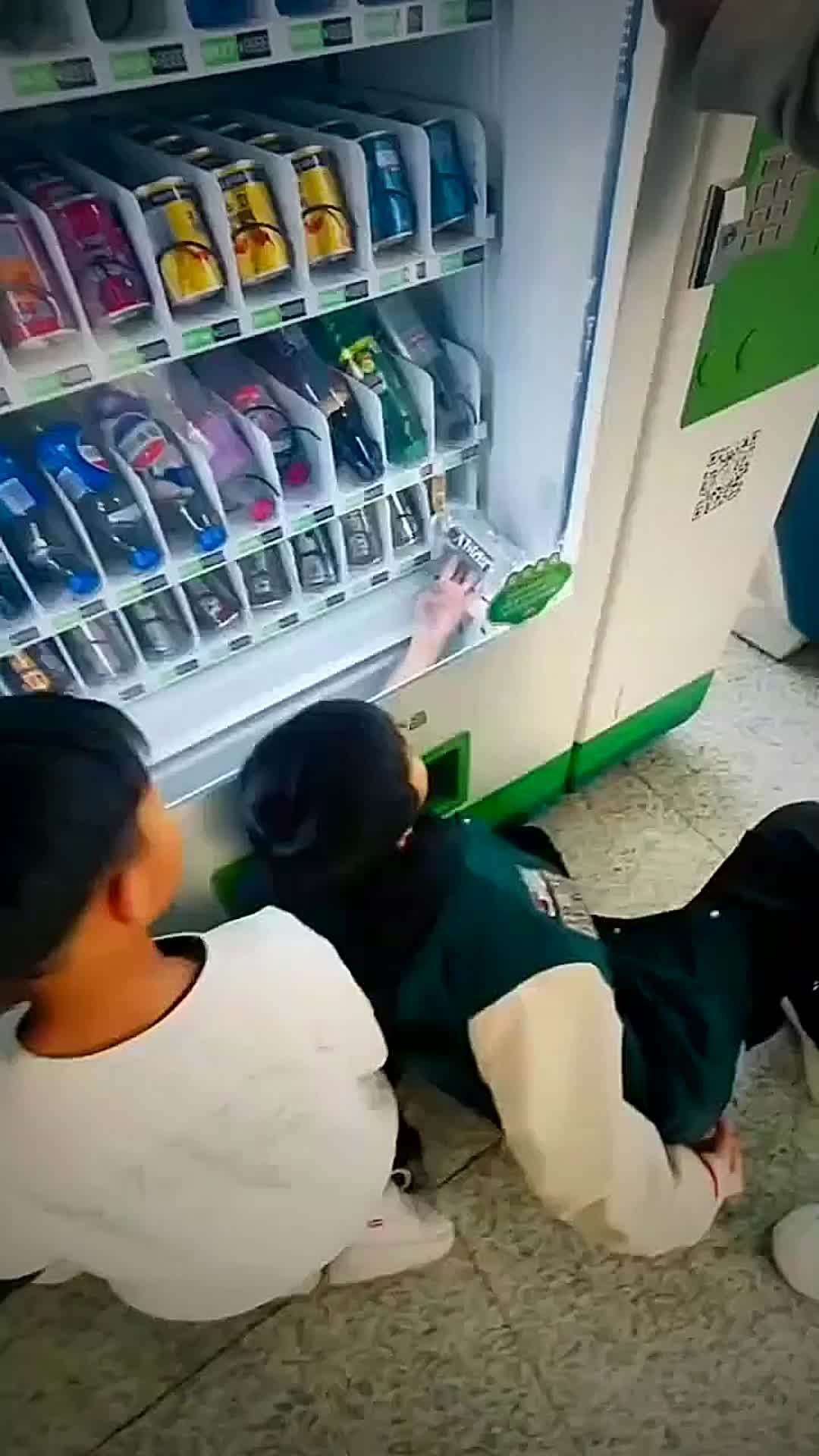 自动售卖机最难受的一刻,那就是钱付了,水还没出来