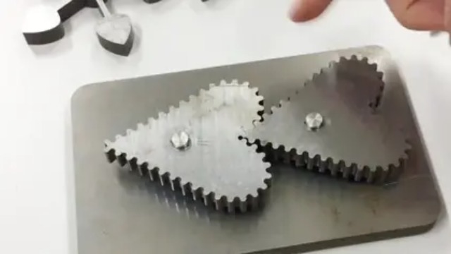 3D动画展示一个组合齿轮结构,可以模拟尾巴的运动!