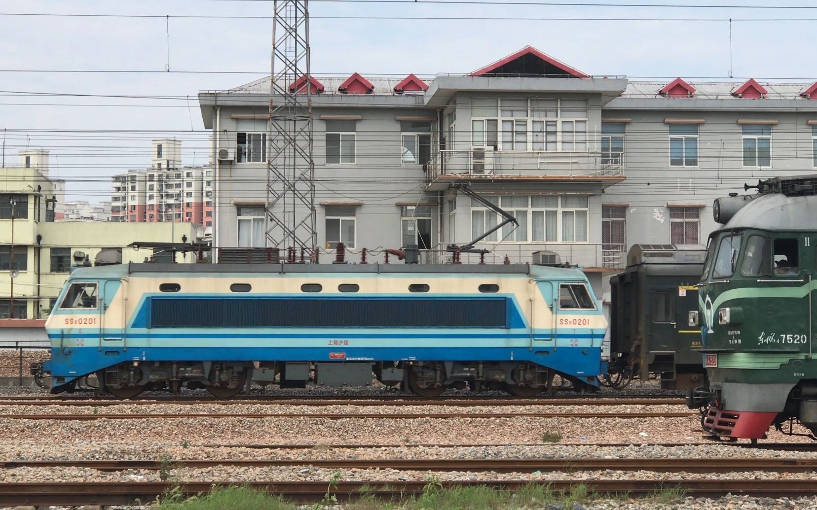 SS8 0201 牵引 K759 次列车新桥幺道通过