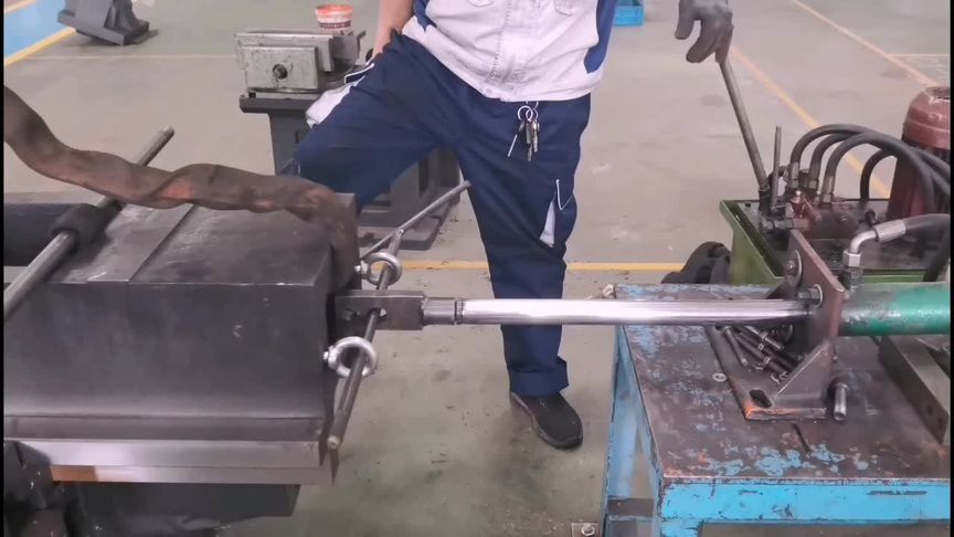 工人师傅给#龙门加工中心,主轴滑枕进行人工刮研,确保导轨精度
