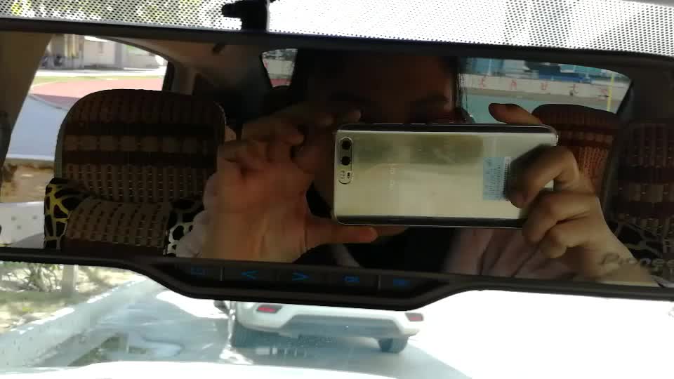 这行车记录仪比普通的多了几个键,猜猜有什.【来自懂车帝车友圈】