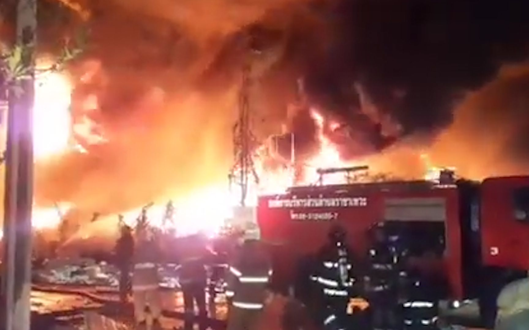 泰国一化工厂发生爆炸:火光冲天浓烟遮天 1名消防员当场牺牲