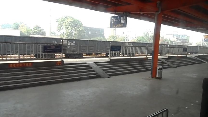 记录8年前的京广铁路,老式绿皮列车出许昌站开往郑州方向。