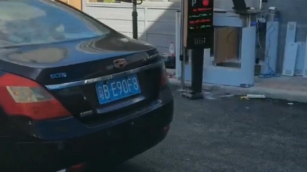 车牌识别接无轨电动伸缩门