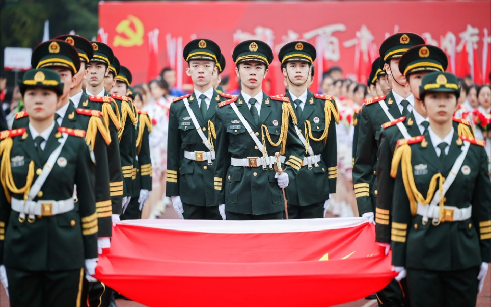 运动会开幕式上,国旗仪仗队20级队员英姿飒爽,步履铿锵,护送国旗展现...