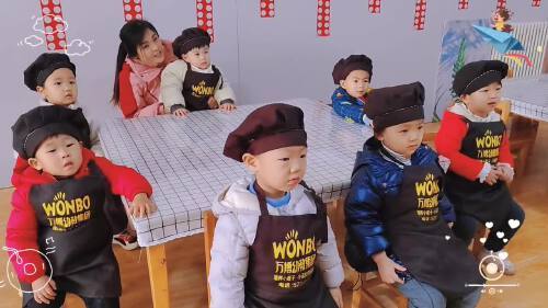 小班宝宝们制作美食的可爱瞬间,超治愈的食育课程!