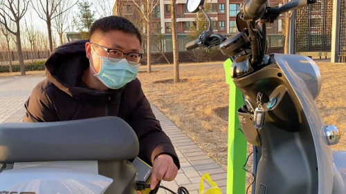 小夫妻第一次给新买的电动车充电,闹了大笑话,这研究生白读了