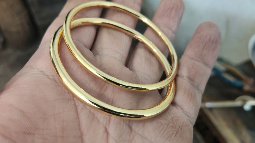 对比一下,实心50克和30克的黄金手镯,区别都有多大