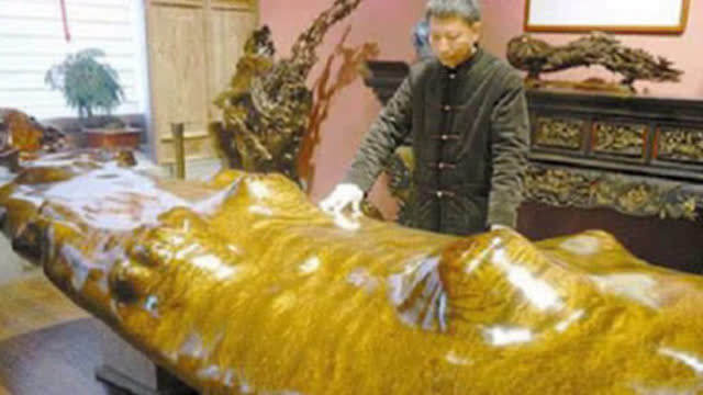 为什么同等重量的金丝楠木,比黄金还值钱?切开后你就明白了