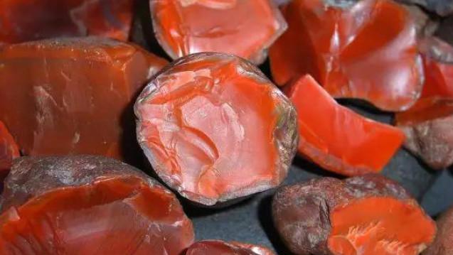 四川有种红色的石头, 几十万一斤, 价格一度超过翡翠和黄金!