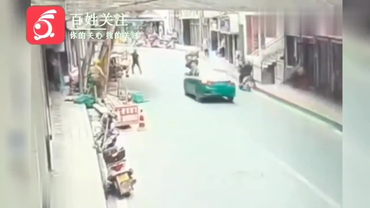 监拍重庆一路边脚手架倒塌砸中路过出租车司机含香烟淡定走出