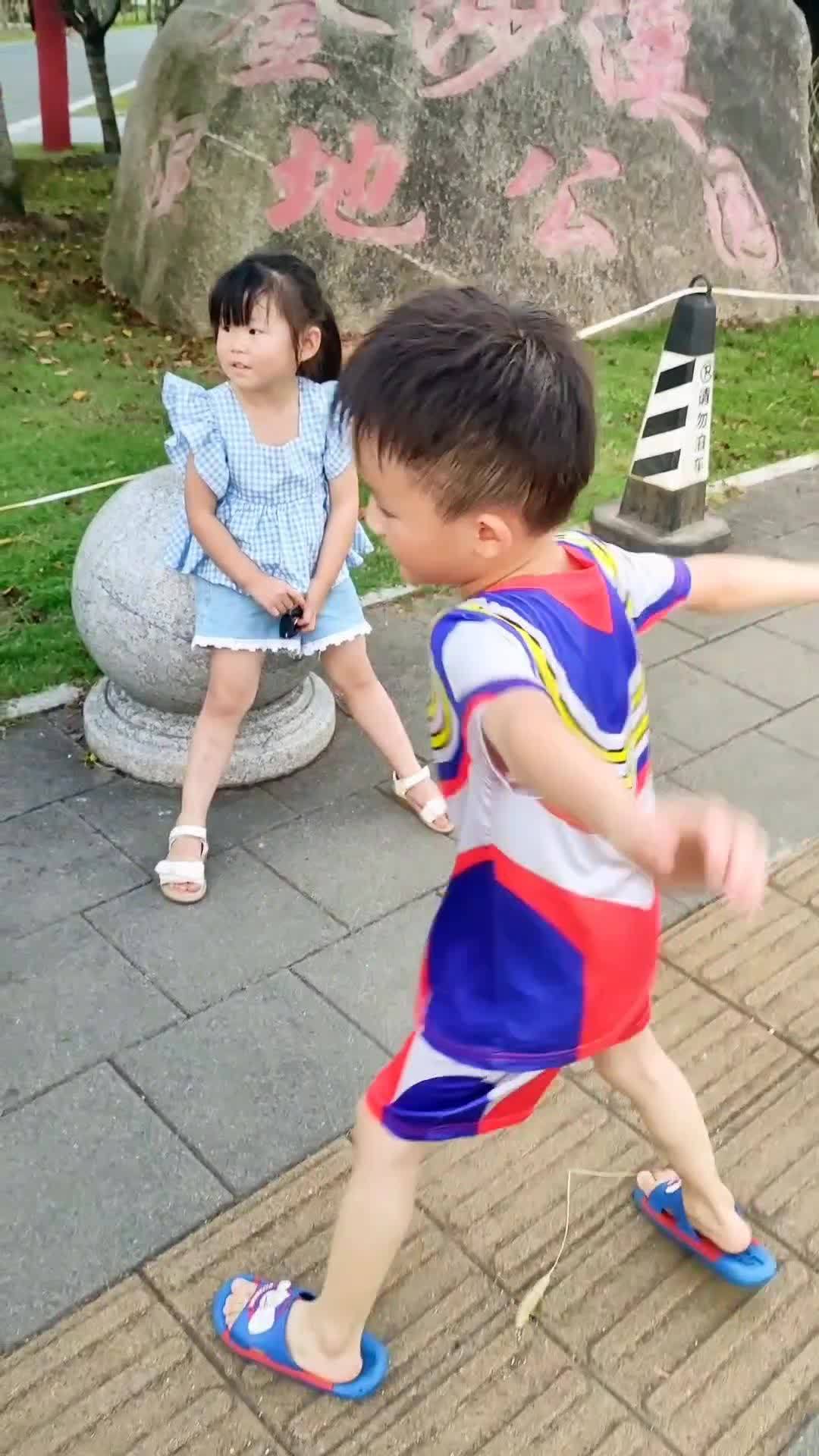 ...爱你不会的模样,现在又跟他学唱:加油努力拉屎要用力,拉不出来没关...