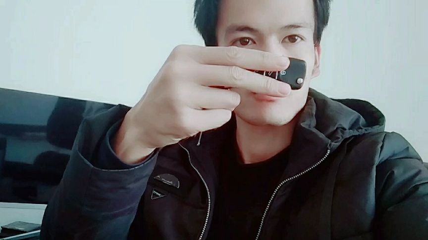 教大家换一款汽车钥匙电池,小伙子超害羞的