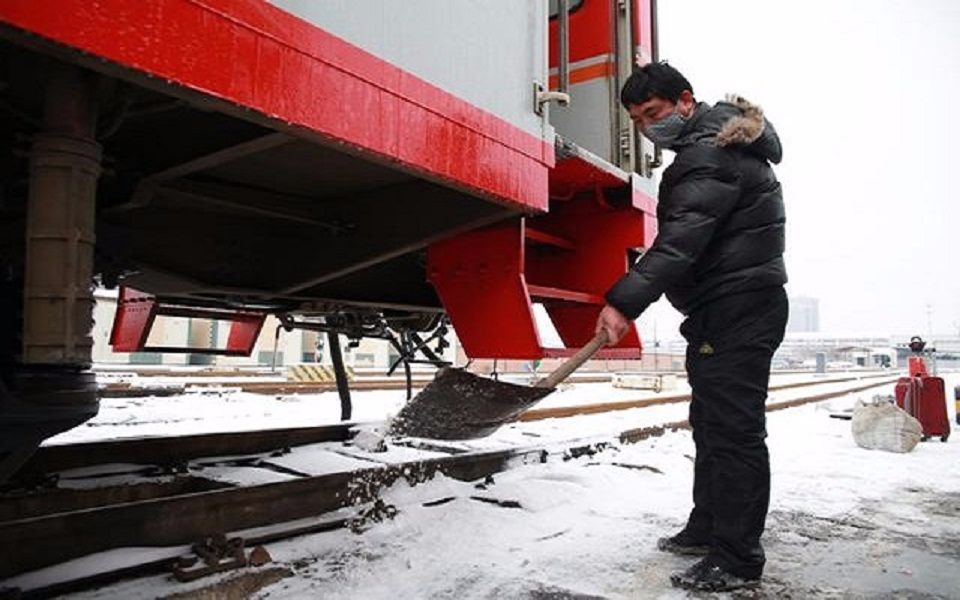 下雪天为什么要在路面上撒盐?