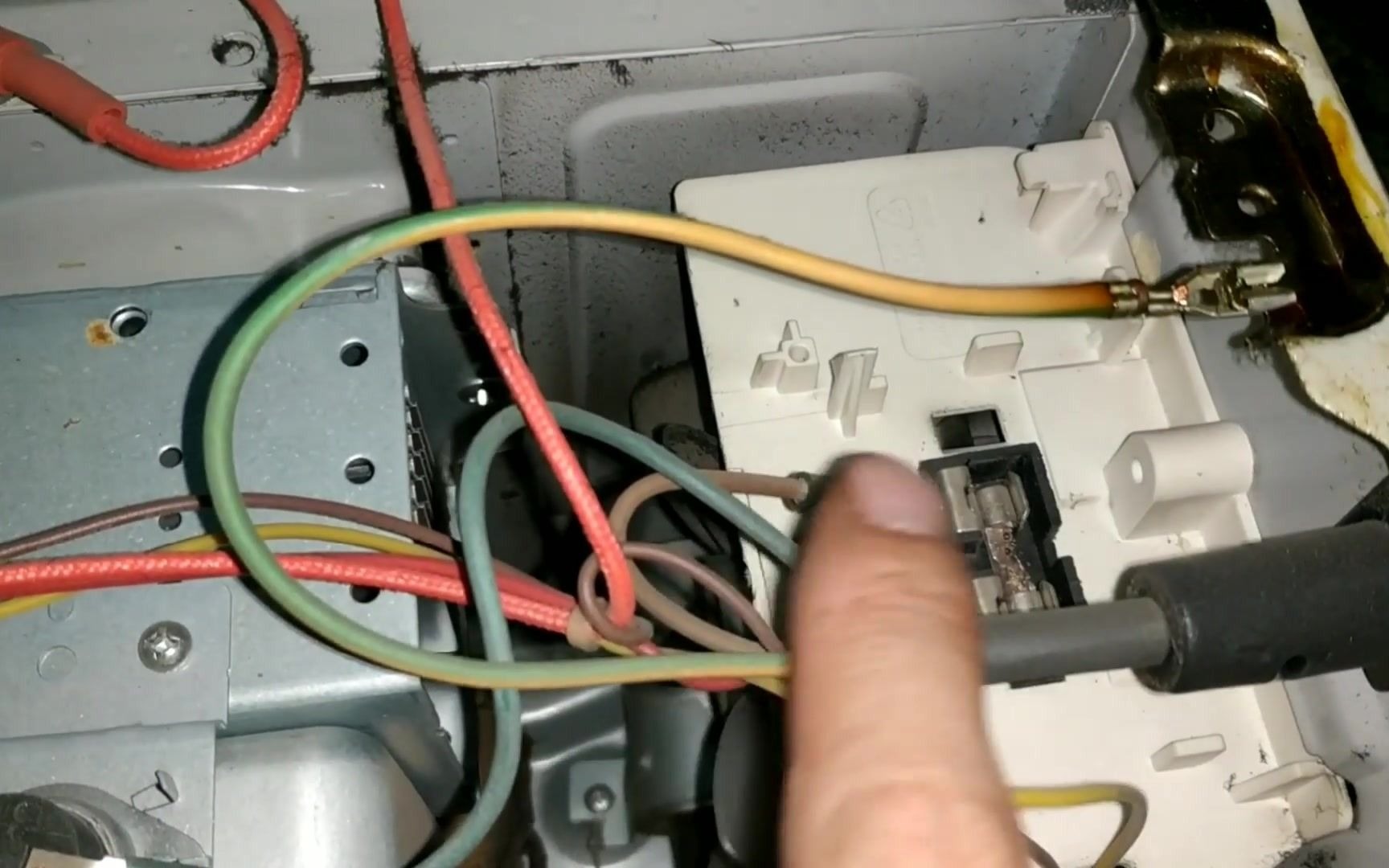 微波炉老烧电源保险丝,找不到问题,不妨直接更换掉这个配件试试