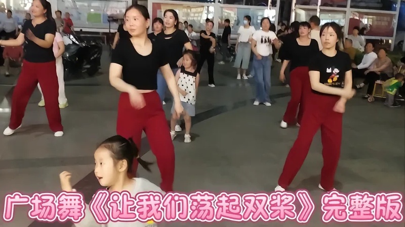 街拍美女广场舞精彩表演 美女如云.《让我们荡起双桨》完整版