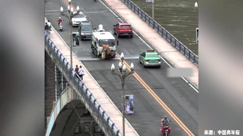 洒水车超贴心,关水给两轮"让道"