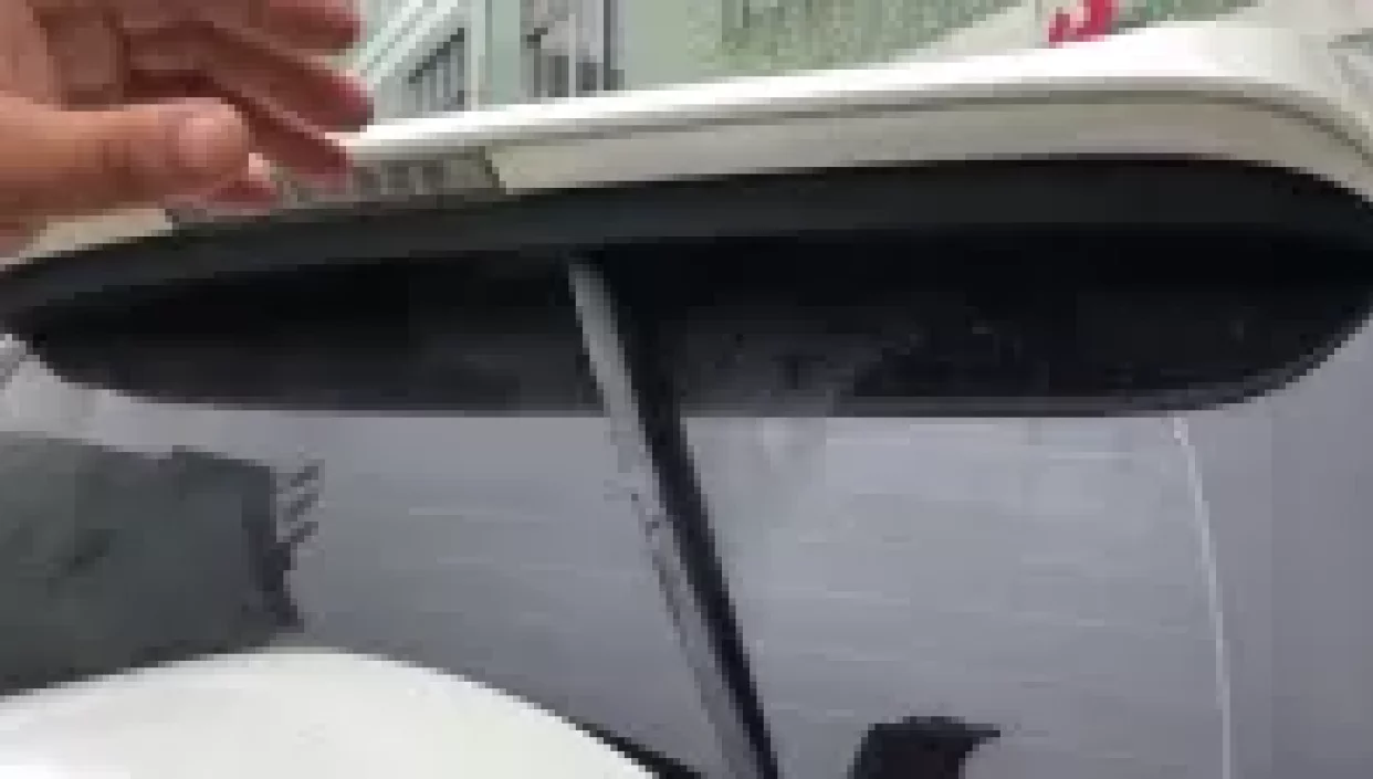 丰田霸道普拉多后雨刷更换