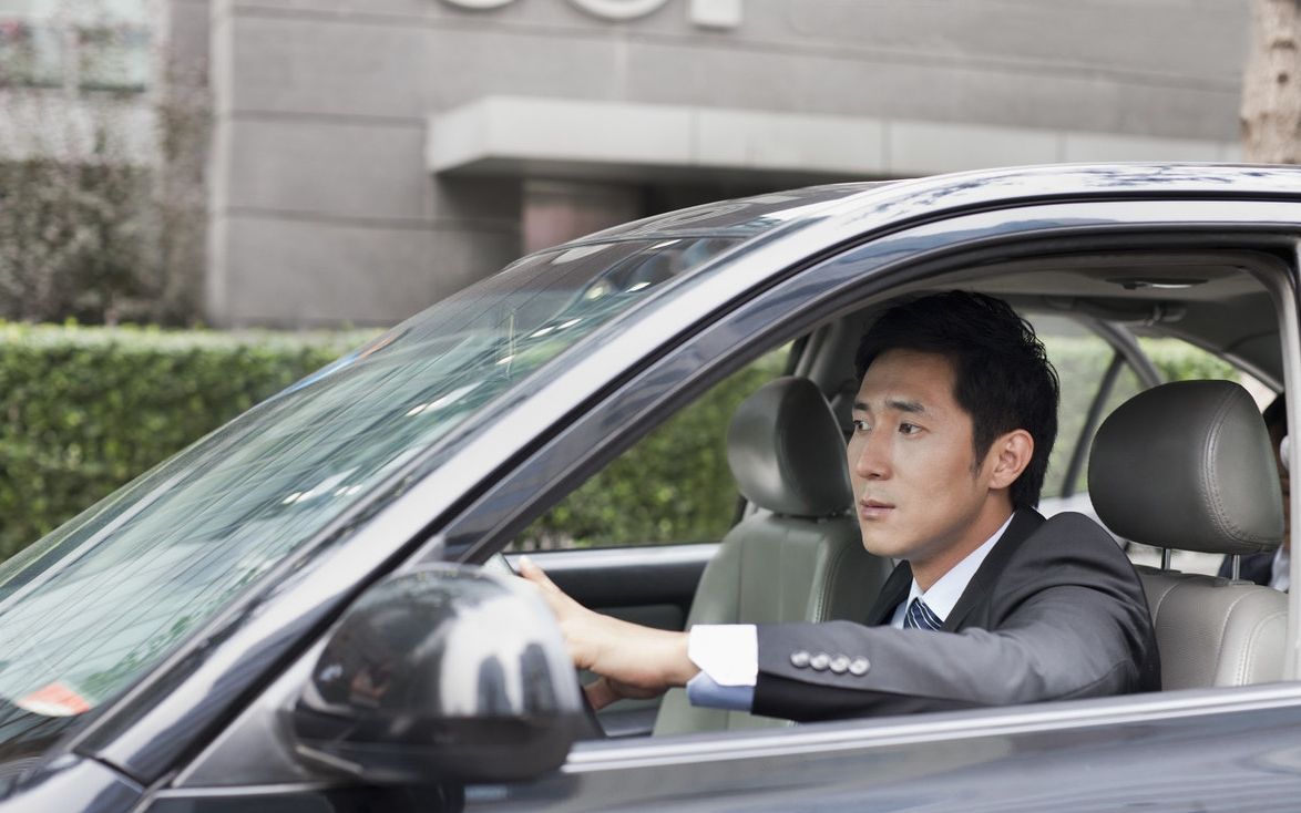 刚拿驾照开车心里慌?老司机告诉你:这几个技巧帮新手稳稳上路