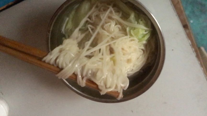 小伙子天天吃饭吃怕了,自己动手煮面,简简单单做法,说味道不错