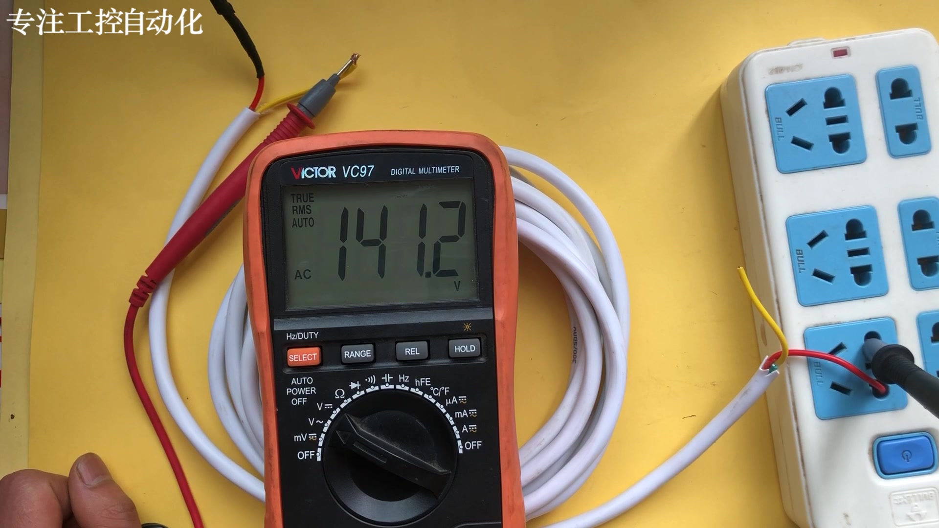 一根两端未接线的导线带电,测得电压有135V左右,是感应电吗?