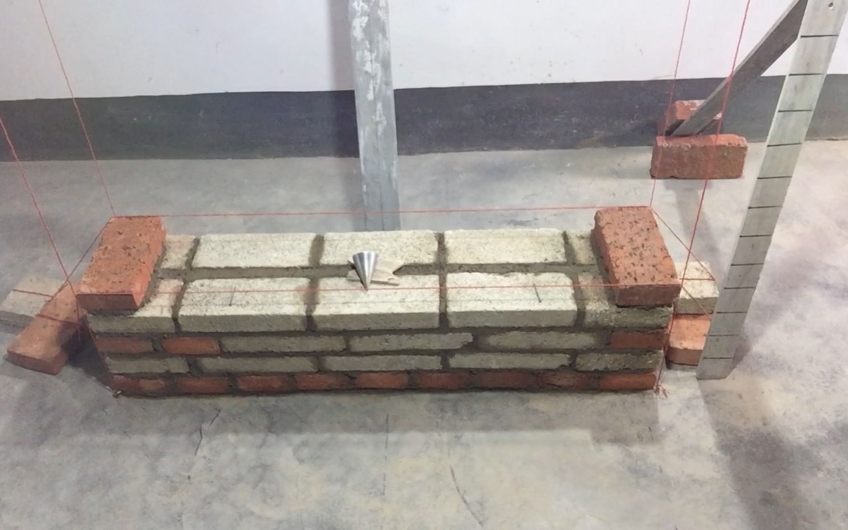 瓦工砌墙教学视频,砌砖挂线方法,这样砌墙垂直平整都有保证