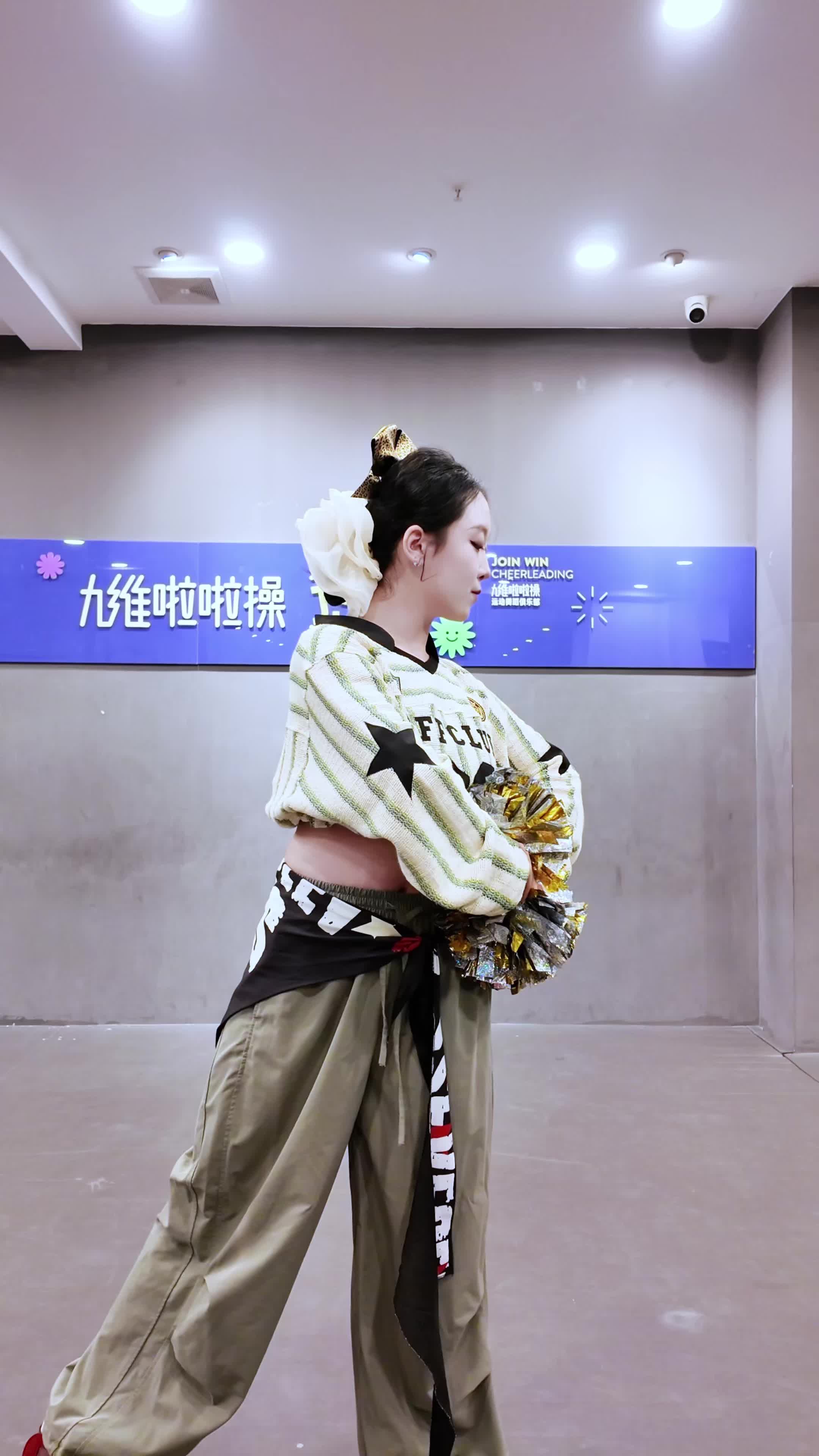 新年啦啦操 #新年 #啦啦操 #女团舞 风格简直太好看啦!#简单易学 #...